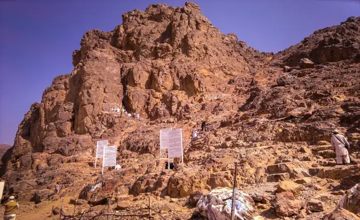 Mount Uhud | Explore the most famous mountain in Saudi Arabia 2025